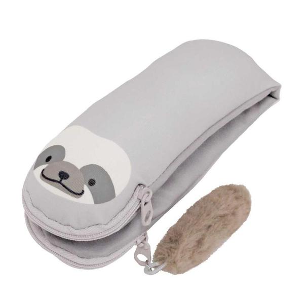 広げるとリストレストになるペンケース。ペンケース本体に中綿が入っているためクッション性が高く、ふんわりやわらかな触り心地です。底面は合成生地ですのですべりにくいです。イヤホンやタッチペン、USBなどを筆記具と仕分けて収納できます。クッション...