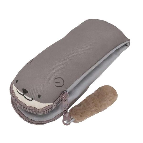 広げるとリストレストになるペンケース。ペンケース本体に中綿が入っているためクッション性が高く、ふんわりやわらかな触り心地です。底面は合成生地ですのですべりにくいです。イヤホンやタッチペン、USBなどを筆記具と仕分けて収納できます。クッション...