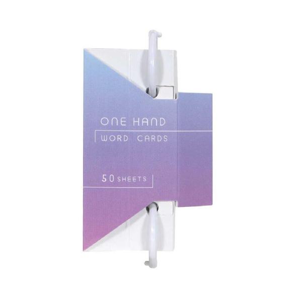 片手でサクサクめくれる！表紙の指ポケットに人差し指を入れて、単語カードの”切りかき”に親指を入れてめくります。右手でも左手でも、どちらも使えます。カードがバラけないホールド機能。カードを固定する”リング”の向きを変えれば、表紙と中紙が固定さ...