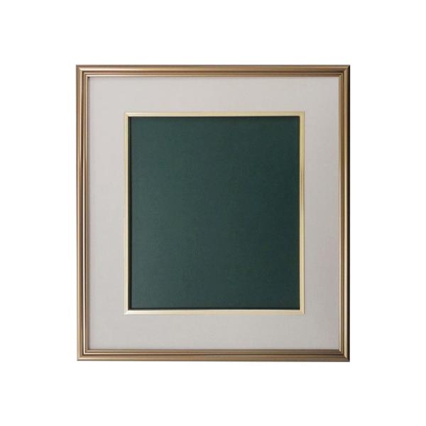 アルミ製の色紙額 布貼マットの内側に一般的な色紙の大きさ、八寸九寸(242×273)の色紙が入ります。 ※お使いのPCモニターの設定によって、実際の商品と色味が若干異なる場合がございます。ご了承ください。