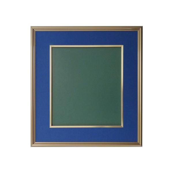 アルミ製の色紙額 布貼マットの内側に一般的な色紙の大きさ、八寸九寸(242×273)の色紙が入ります。 ※お使いのPCモニターの設定によって、実際の商品と色味が若干異なる場合がございます。ご了承ください。