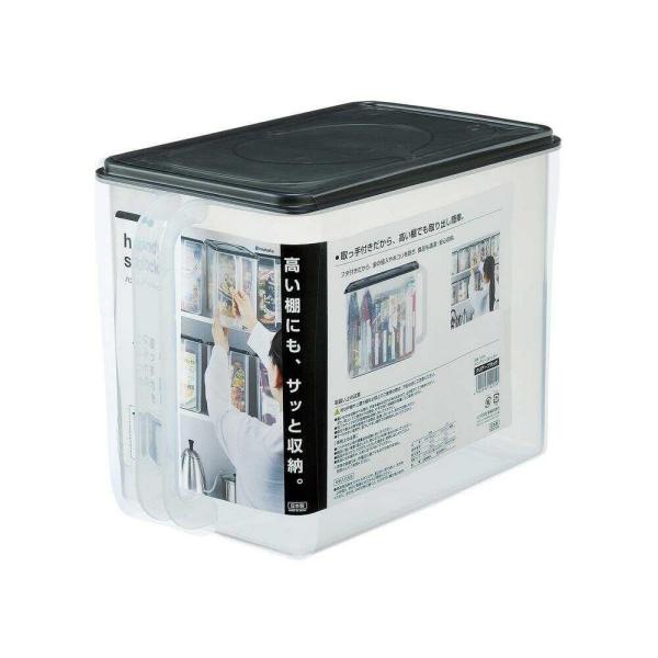 ●取り出し簡単、取手付きストッカー●食品や消耗材などの買い置き収納にとても便利●キッチンの収納スペースに種類別に積み重ねて見やすく収納●インスタントタイプの買い置き食品に●目盛り容量：8L●最大容量：約9.5L