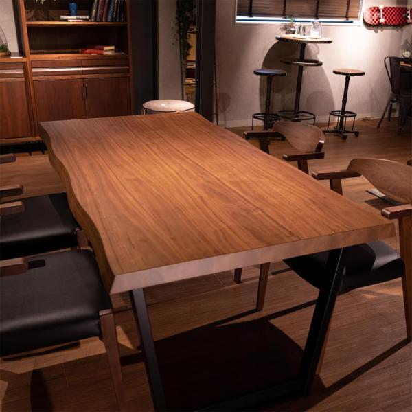 ウォールナット材突板使用!天厚5センチ!材の魅力を引き出す天板面、角面の美しい仕上がりが魅力です。〇落ち着いた色合いで美しい木目の表情の”ウォールナット”材を贅沢に使用したダイニングシリーズ。〇厚み(5センチ!)のある天板は、繊細で念入りな...