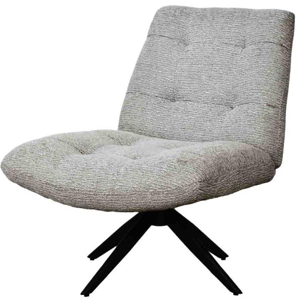 置く場所を選ばないコンパクトチェア。背は低く、幅広な座面が特徴。