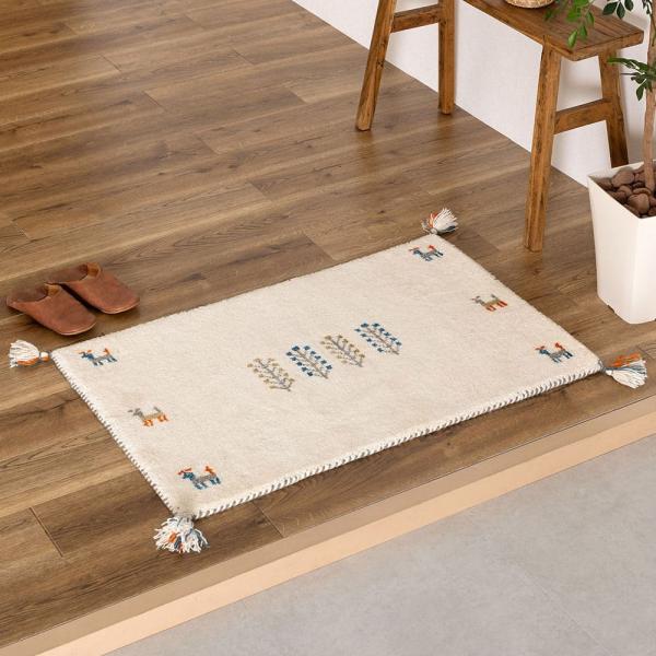 遊牧民の生活の知恵から生まれた手織り絨毯「ギャッベ」。インドの職人によって一枚一枚丁寧に手作業で作られるため、同じ柄でも少しずつ表情が異なり、一点ものとしての魅力をお楽しみいただけます。また、ギャッベではめずらしい横向きのデザイン。織機に対...