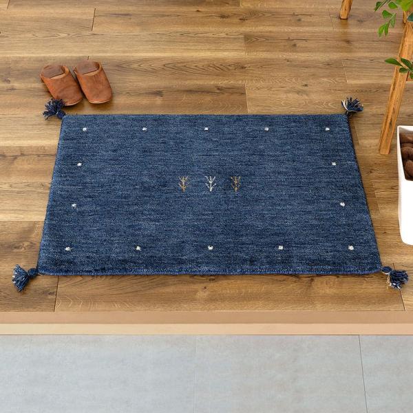 細くてやわらかな毛が特徴のニュージーランドウールを使用し、触れてもチクチクしにくいソフトなタッチ感。水洗いを3回かけることで遊び毛を減らし、より美しく使いやすい仕上がりになっています。織り機を用いて手織りで織り上げるハンドルームという手法で...