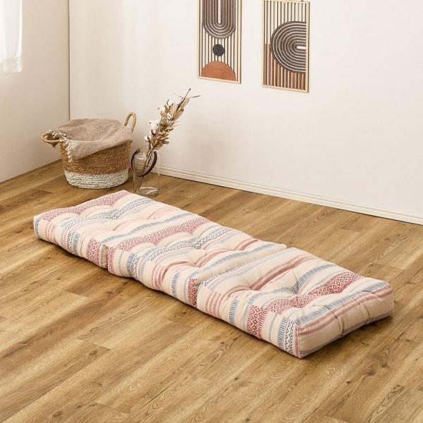 ナチュラルな雰囲気でインテリアになじむ、おしゃれなごろ寝クッション。たっぷりのわた入りで寝心地の良い柔らかさと、コンパクトに折りたためる3つ折り仕様で使い方も自由自在！表面はさらっとしたタッチと素朴な仕上がりが魅力のインド綿100％。他の原...