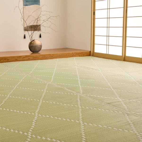 パステルカラーがかわいい、水に強い素材でできたい草風カーペット。地味な雰囲気になりがちな和室も明るくかわいいお部屋にイメージチェンジできます。傷んでしまった畳のカバーや、新しい畳の日焼けやキズの防止にも。パイプの表面に筋が入っている筋入りパ...