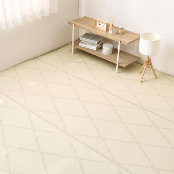 パステルカラーがかわいい、水に強い素材でできたい草風カーペット。地味な雰囲気になりがちな和室も明るくかわいいお部屋にイメージチェンジできます。傷んでしまった畳のカバーや、新しい畳の日焼けやキズの防止にも。パイプの表面に筋が入っている筋入りパ...