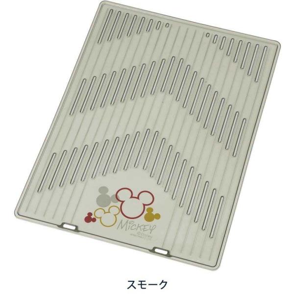 ●みつまるで描くミッキーをデザインした前席用マット●幅広い車種に対応する汎用サイズ。ビニル製の素材はお手入れも簡単。●裏面はズレに強いスパイク加工済みです。●別売りのマットフックを使用すれば使用時のズレを軽減します。