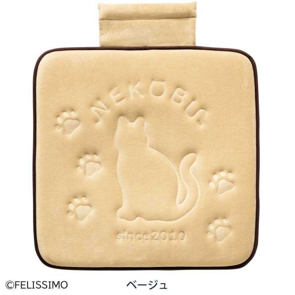 ちょこんと座った猫の姿を型押ししたシート用クッション。周りにデザインされたロゴや肉球の模様も可愛らしさを引き立たせます。クッションには差し込み式ウレタンストッパーが付いているので、ズレ落ちの心配はありません。※フェリシモ猫部は、売り上げの一...