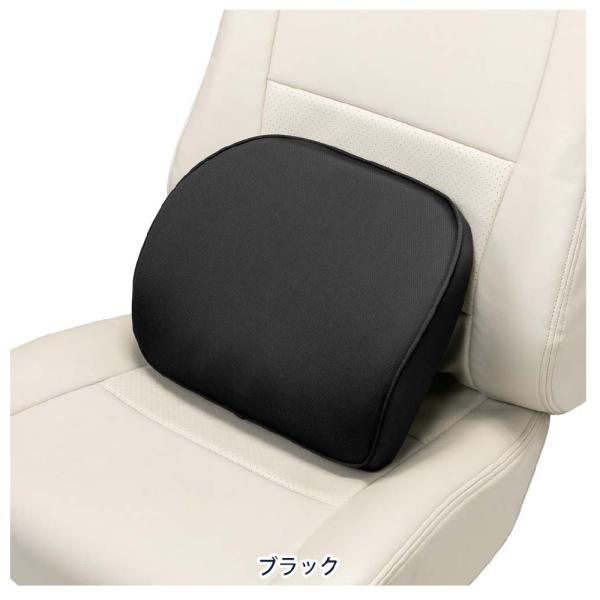 心地良い触感の低反発ウレタンフォームを使用した腰当てクッション表地は吸湿速乾ニットを使用しているので肌触りはサラッと快適。ふんわり触感の中材が座席と腰の間に優しくフィットします。