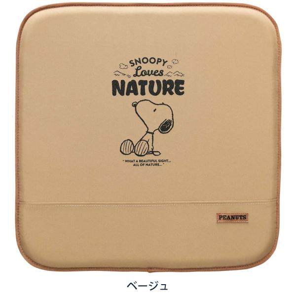 スヌーピーのプリントが可愛いシート用クッションキズや汚れに強い防水素材を使用したクッションで「PEANUTS」ロゴのワッペンがデザインのアクセント。中材はウレタンフォームで程よい座り心地になります。