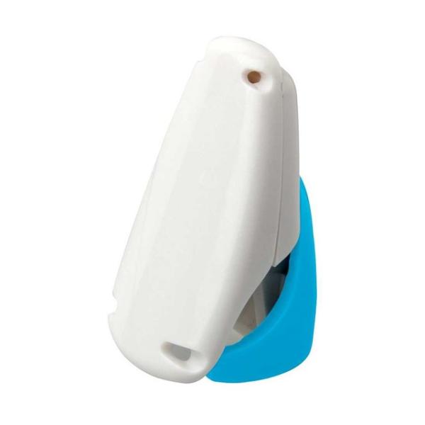 服に穴を開けない名札留めです。操作がかんたんなので子供が自分で取り付しやすくなっています。キッズクリップ、名札留め