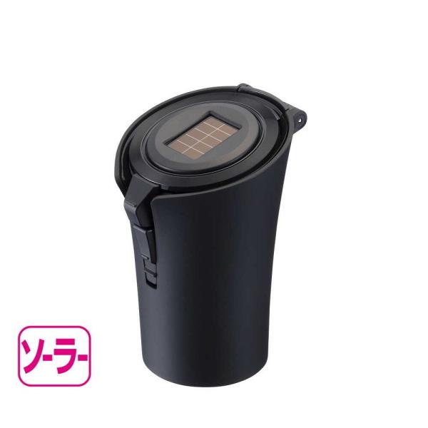 ●「全開灰すて」機能でフタが90度、消火部が180度に開く灰皿です。※誤作動防止のロック機能が付いています。●溜まった吸い殻が引っかからず捨てることが出来ます。●スーパースリム〜レギュラーサイズのタバコ対応の消火穴とタバコ置を備えています。...