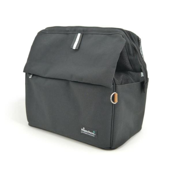 ペットボトルリサイクル生地を使用した環境にやさしいペット用バッグ。猫ちゃんにも使用できます。外出に便利なファスナーポケットや保冷剤やカイロが入れられる内ポケット付きで収納に困りません。両側面にはペットボトルやおもちゃが入れられるポケット付き...