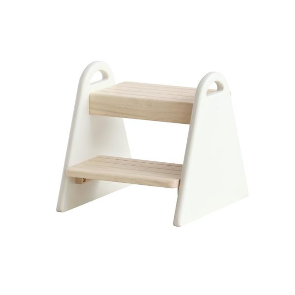 お子さまが毎日使うものだからこそ、安心してお使いいただけるよう丁寧に設計・製造しています。角を丸く仕上げたやさしいフォルム、安定感のある構造、丁寧な仕上げ。三角の形は、見た目の可愛さだけでなく安定感も生み出しています。踏み板の前の方に足をか...