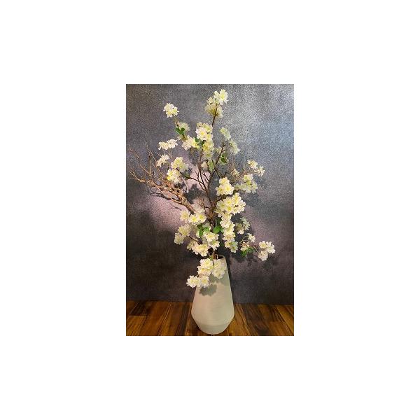 桜のインテリアフラワーです。桜をお部屋に飾ってお花見気分！春を感じて見てくださいね！写真1枚目のようにお手持ちの花器などに入れてお楽しみいただけます。写真は桜が2本入っています。◯サイズ:全長　　１０５cm花径　　２〜４．５cm○撮影用に使...