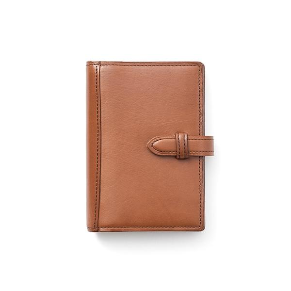 1993年の発売以来ご好評をいただいているロングセラーシリーズ「PEARCE（ピアス）」。植物タンニンで丁寧に鞣された高級バッファローカーフを贅沢に使用し、しなやかで繊細なカーフの風合いが手になじみ、使い込むほどに味わいと愛着が湧く、KNO...