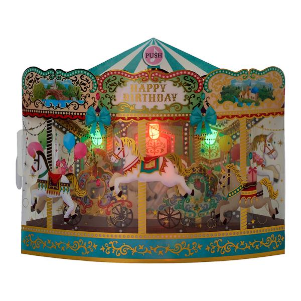 サイズ:約幅14.1×奥行1×高さ21.4cm素材:紙、その他●手前の透明素材のツメを背面の穴に差し込むと、メリーゴーラウンドが半円状の立体になります。●ボタンを押すと、「HAPPY BIRTHDAY TO YOU」の曲に合わせて、緑とオレ...