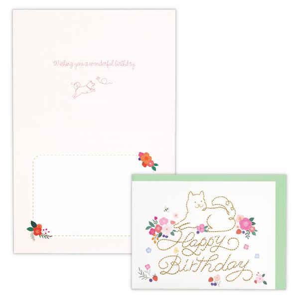 表紙に金色の糸のステッチ加工で文字の書かれたバースデーカードです。中はシンプルなメッセージ欄があるのでメッセージを添えて贈ることができます。カードサイズ：100×132mm封筒サイズ：106×142mm・ステッチ加工