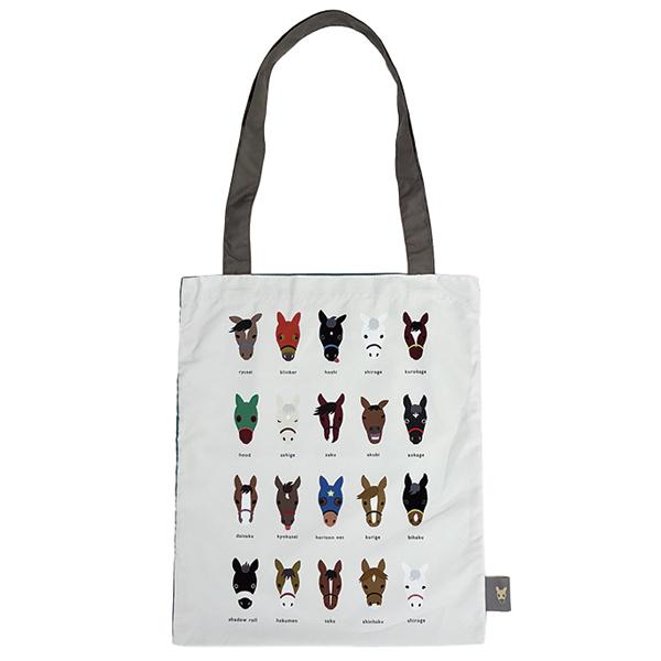 大きなイラストが目を引く大判トートバッグ。裏表で異なるデザインが楽しめます。内ポケットは小物が収まり便利です。本体サイズ:約 H385mm × W310mm持ち手サイズ:W25mm × L620mm主素材:ポリエステル生産国：中国