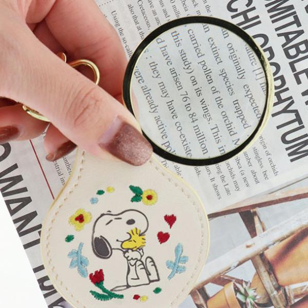 持ち運びしやすいサイズのハンディタイプのルーペです。キーホルダータイプなのでバッグに取り付けてさりげなく持ち運べます。カバーは刺繍とシルク印刷で風合いあるタイプ。ゴールドのレンズのフレームとちゃーむが大人の方が持ちやすい仕様となっています。...