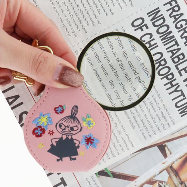持ち運びしやすいサイズのハンディタイプのルーペです。キーホルダータイプなのでバッグに取り付けてさりげなく持ち運べます。カバーは刺繍とシルク印刷で風合いあるタイプ。ゴールドのレンズのフレームとちゃーむが大人の方が持ちやすい仕様となっています。...