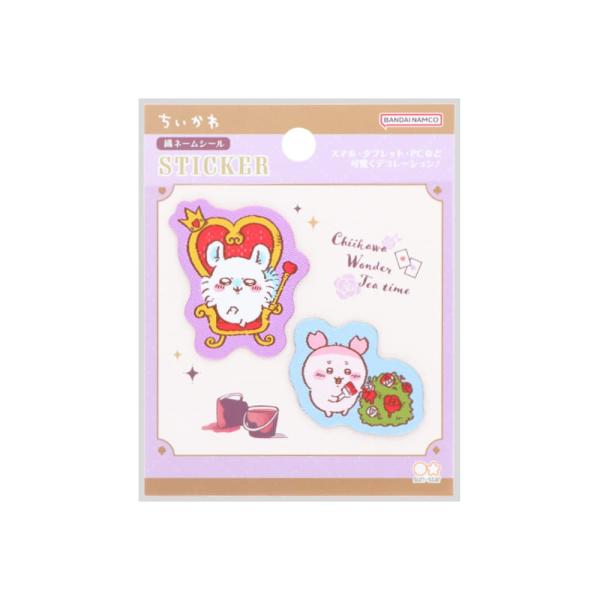 紅茶やケーキを楽しみながら物語を読んでいると…不思議の国の世界に入り込んでしまった！？大人気「ちいかわ」のトータルステーショナリー第11弾。上品なアリスモチーフがかわいい、サンスター文具オリジナルアートです。織ネーム仕様のシールです。スマホ...