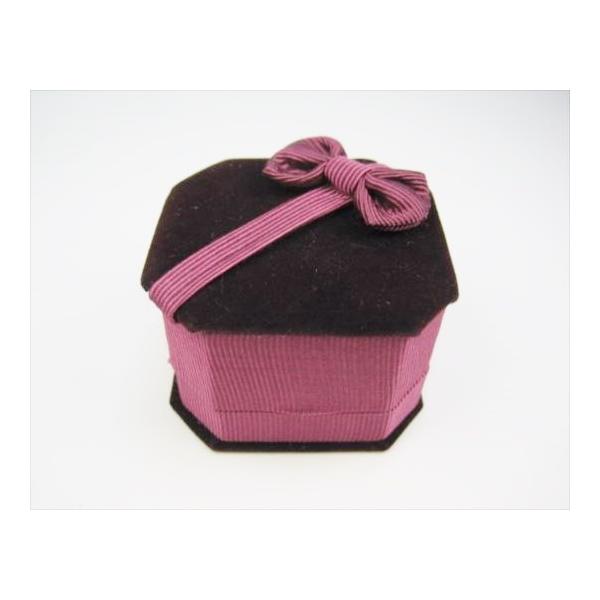 【フロッキングケース】☆商品情報☆縦：約45mm幅：約62mm厚さ：約52mm指輪用になります。こちらはイメージのため指輪は別売りとなります。贈答用に商品のご購入をお考えの場合は同時にご注文ください。※接着剤が表面に付着している場合がありま...