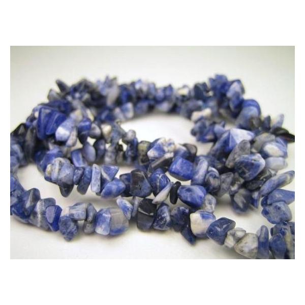 【さざれ連売り商品】ソーダライト☆商品情報☆長さ：約5-10mm幅：約4-6mm厚さ：約2-6mm粒数：約230-250粒全長：約85cm※形状やサイズのばらつき、表面や穴周りにキズや凹み等があります。また、割れ欠け、別種の石等が含まれる場...