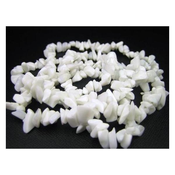 【さざれ連売り商品】ホワイトオニキス☆商品情報☆長さ：約4-12mm幅：約3-7mm厚さ：約2-7mm粒数：約230-250粒長さ：約85cm※形状やサイズのばらつき、表面や穴周りにキズや凹み等があります。また、割れ欠け、別種の石等が含まれ...