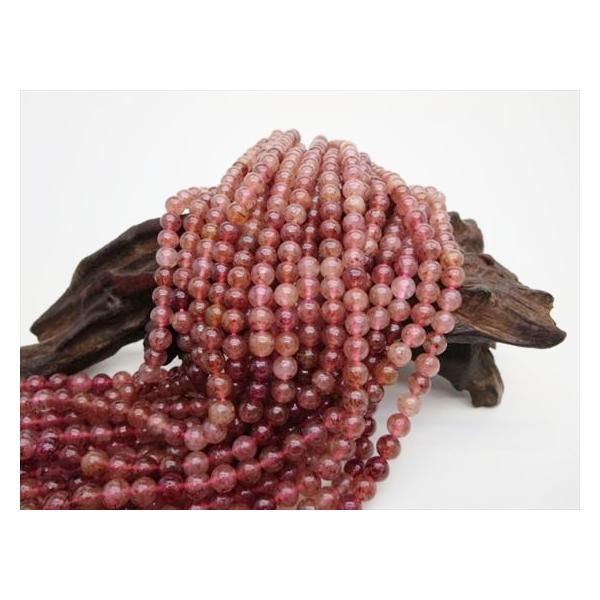 【連売り商品】モスコバイト（白雲母）☆商品情報☆石サイズ：Φ6〜6.5mm穴サイズ：約Φ0.8mm粒数：約60粒一連：約39cm原産地：ブラジル※形状やサイズのばらつき、表面や穴周りのキズや凹み、粒数の誤差等があります。※商品は選べませんの...