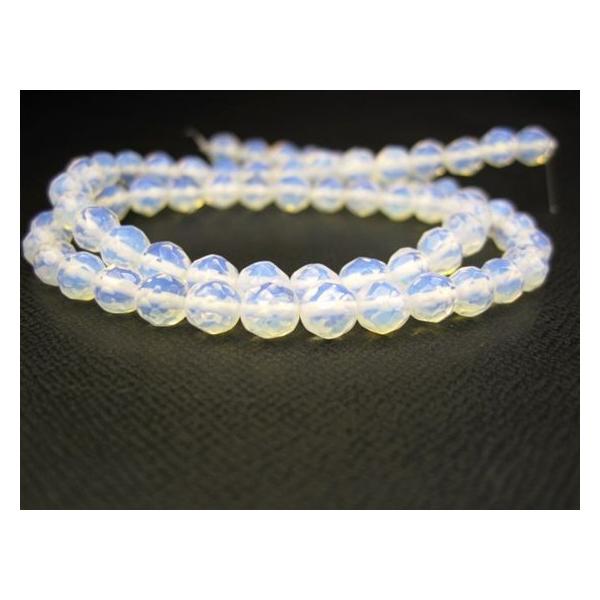 【連売り商品】人工ホワイトオパール64面カット☆商品情報☆石サイズ：Φ5.8±0.2mm粒数：約60粒長さ：約35cm※※現在の在庫につきまして、表面のカットの加工が甘く、形状やサイズのバラつきが目立ちます。部分的にカットの加工が無いものも...