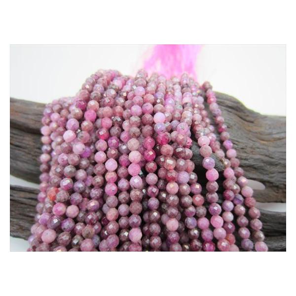 【連売り商品】ルビー☆商品情報☆直径：Φ3.9±0.2mm穴サイズ：約Φ0.7mm粒数：約98粒一連：約38cm原産地：スリランカ※形状やサイズのばらつき、表面や穴周りのキズや凹み、粒数の誤差等があります。※商品は選べませんのでご了承くださ...