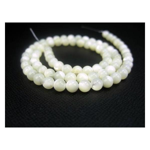 【連売り商品】マザーオブパール☆商品情報☆石サイズ：Φ5.2±0.2mm粒数：約76粒穴サイズ：約0.8mm全長：約40cm原産地：中国※石の材質上、形状やサイズのばらつき、表面や穴周りにキズや凹み、割れや欠け等が目立ちます。粒数はあくまで...