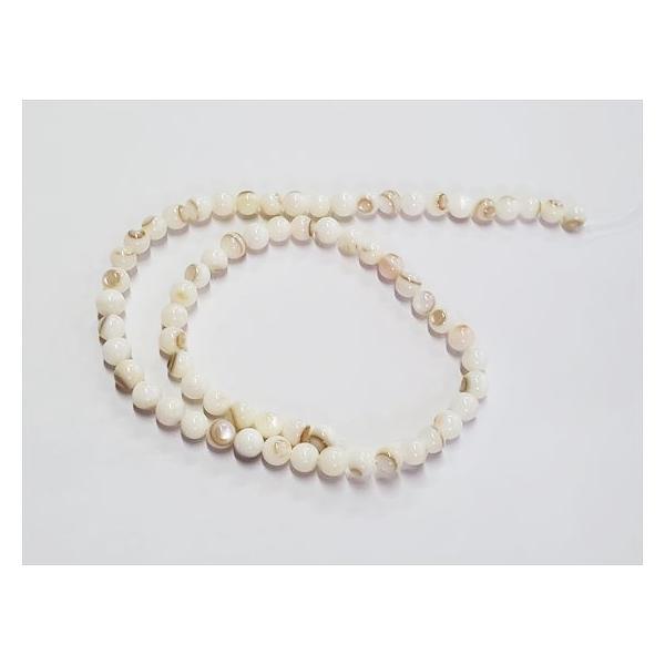 【連売り商品】マザーオブパール☆商品情報☆石サイズ：Φ5.8±0.2mm粒数：約66粒全長：約38cm原産地：フィリピン※石の材質上、形状やサイズのばらつき、表面や穴周りにキズや凹み、割れや欠け等が目立ちます。粒数はあくまで目安です。多少の...