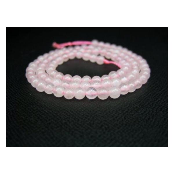 【連売り商品】ローズクォーツ☆商品情報石サイズ：Φ3.4±0.2mm粒数：約120粒一連：約39cm原産地：マダガスカル※表面を研磨する際に同色のワックスでツヤ出ししております。そのため表面に着色のようなものが見られますが、石自体には着色加...