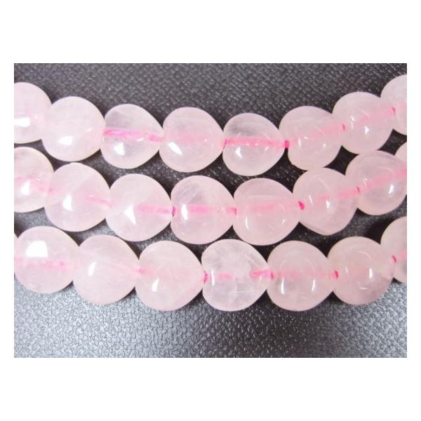 【半連売り商品】ローズクォーツハートカット☆商品情報縦：9.5±0.2mm幅：10±0.2mm厚さ：6.2±0.2mm粒数：約20粒全長：約20cm原産地：マダガスカル※表面を研磨する際に同色のワックスでツヤ出ししております。そのため表面に...