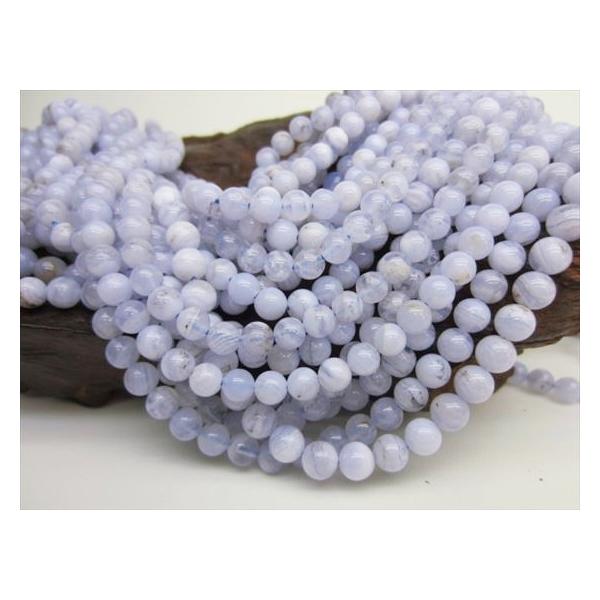 【連売り商品】ブルーレースアゲート☆商品情報☆石サイズ：Φ6±0.3mm穴サイズ：約Φ0.8mm粒数：約62粒一連：約38cm原産地：ブラジル※現在の在庫につきまして、黒や茶色の混じりが目立ち、縞目があまりきれいに出ていない商品となります。...