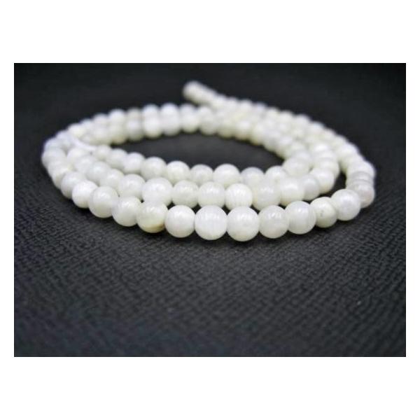 【連売り商品】ムーンストーン☆商品情報☆石サイズ：Φ4.5±0.5mm粒数：約90粒長さ：約40cm原産地：マダガスカル※シラーが見られないものが多い商品となりますのでご了承ください。※形状やサイズのばらつき、表面や穴周りにキズや凹み等がか...