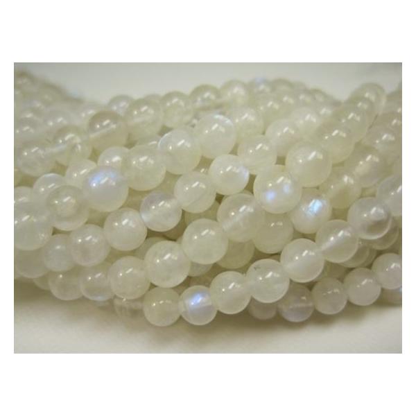 【連売り商品】ブルームーンストーン☆商品情報☆石サイズ：Φ5-5.8mm粒数：約67粒長さ：約39cm原産地：マダガスカル現在流通しているブルームーンストーンはホワイトラブラドライトと呼ばれるものですが、当店では一般流通名称のブルームーンス...