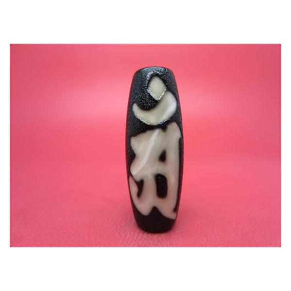 【チベット天珠】如意梵字天珠☆商品情報☆長さ：約38mm直径：約Φ14mm穴サイズ：約Φ2mm中国・チベット天珠※特殊加工の為、焼き付けの際にできたキズのようなのもがありますが、不良ではありませんのでご了承ください。※照明等の関係で実際の色...