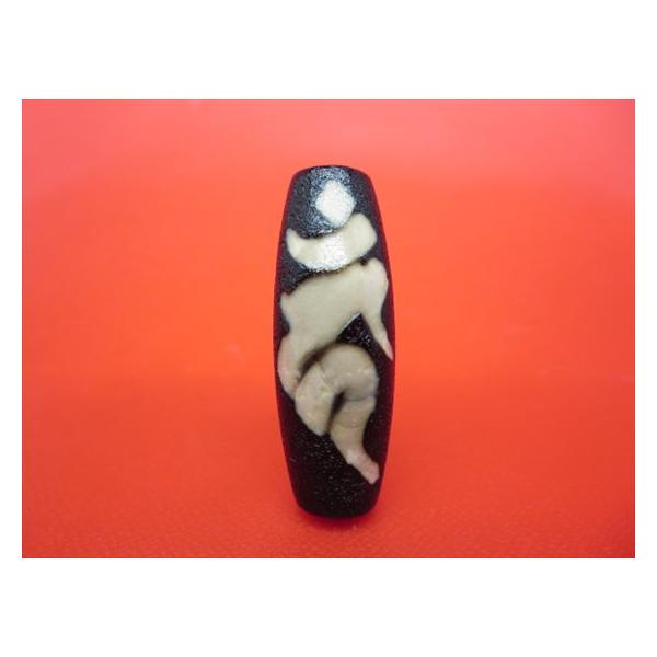 【チベット天珠】如意梵字天珠☆商品情報☆長さ：約39mm直径：約Φ14mm穴サイズ：約Φ2mm中国・チベット天珠※特殊加工の為、焼き付けの際にできたキズのようなものがありますが、不良ではありませんのでご了承ください。※照明等の関係で実際の色...