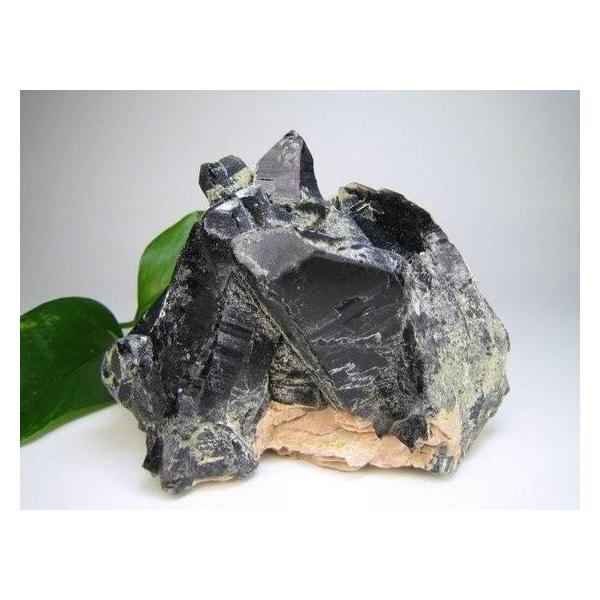 【原石】黒水晶☆商品情報☆縦：約9.8cm横：約13cm厚さ：約8.5cm重さ：約953g原産地：中国・山東省※台座は付きません。※原石商品の為、表面や先端部分にキズや欠け等がある場合があります。現地直送ですので埃や汚れ等もございます。※照...