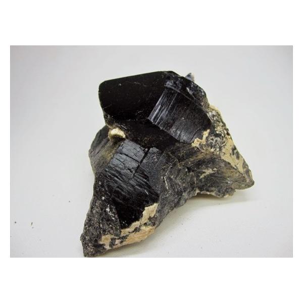 【原石】黒水晶☆商品情報☆長さ：約68mm幅　：約128mm厚さ：約94mm重さ：約831g原産地：中国・山東省※台座は付属しません。※原石商品の為、表面や先端部分にキズや欠け等がある場合があります。現地直送ですので埃や汚れ等もございます。...