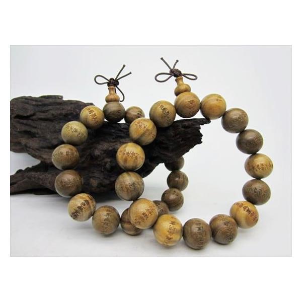【数珠】緑檀(般若心経)☆商品情報☆粒サイズ：Φ15±0.2mm粒数：15粒手首周り：約18cm原産地：ベトナム※形状・サイズのばらつき、表面にキズや凹み等があります。※照明等の関係で実際の色と多少イメージが異なる場合がありますのでご了承く...