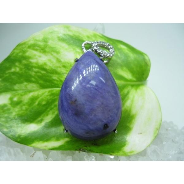 【ペンダントトップ】チャロアイト☆商品情報☆【石サイズ】縦:約28mm幅:約20mm厚さ:約8mm重さ:約10g原産地：ロシア留め具部分：銅にメッキ加工※表面やフレーム、留め具部分にキズや凹み等がある場合があります。※照明等の関係で実際の色...