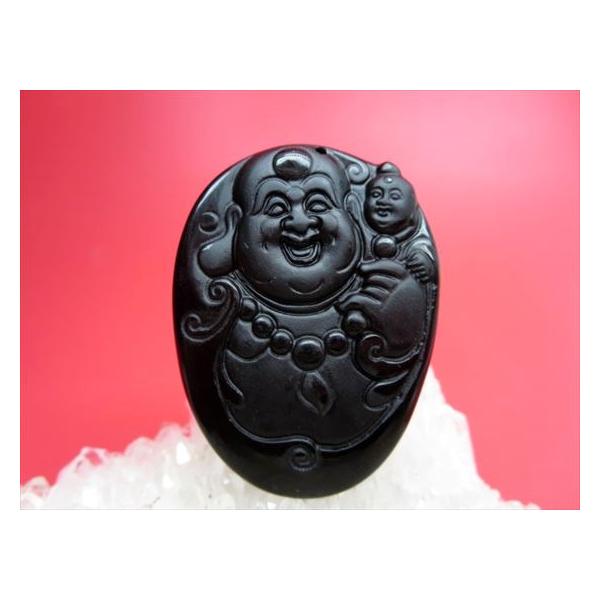 【飾り物】招財童子☆商品情報☆長さ：49±1mm幅：37±1mm厚さ：10±1mm穴サイズ：約Φ1mmオブシディアン原産地：メキシコ加工：中国上部に穴が開いていますので、ペンダントトップ等にお使いいただけます。当店では加工のサービスは行って...