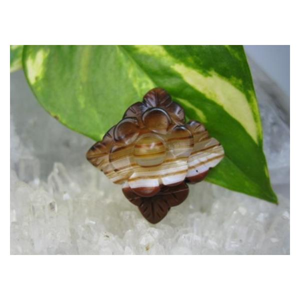 【チベット製品：牡丹】サードオニキス（赤縞メノウ）☆商品情報☆縦：約31mm幅：約31mm厚さ：約15mm重さ：約10g穴サイズ：約2.2±0.3mm×4箇所原産地：チベット※手彫り商品の為、形状やサイズのばらつき、表面や穴周りにキズや凹み...